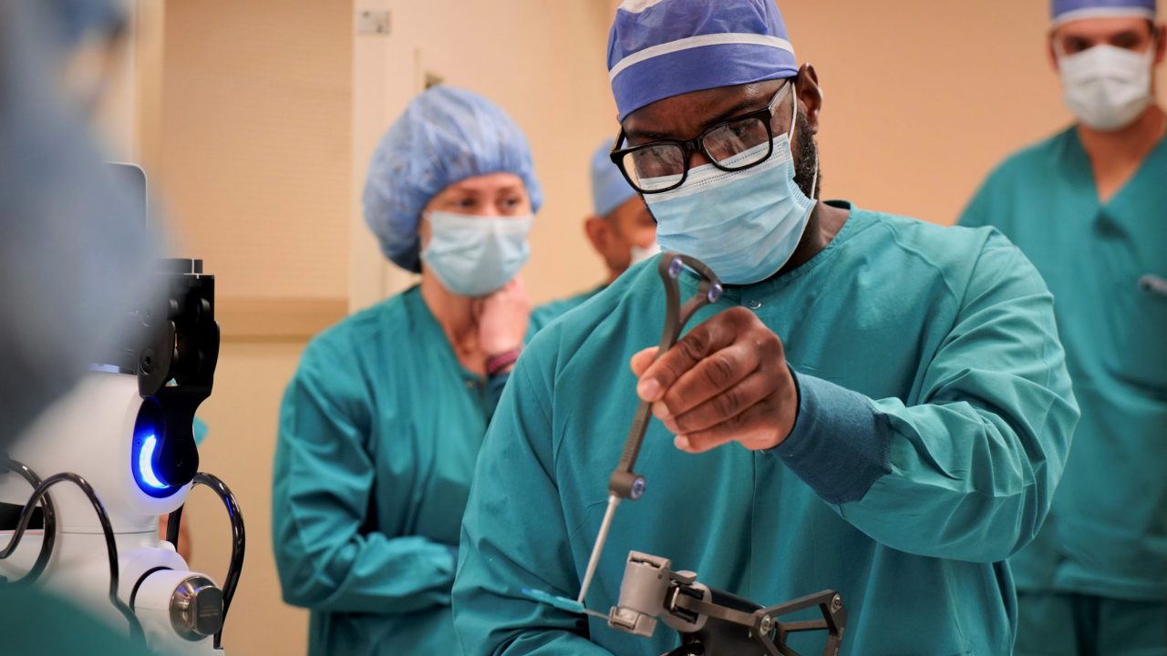 Surgical Robot Assists With Knee Replacements, Improves Them | Vitals